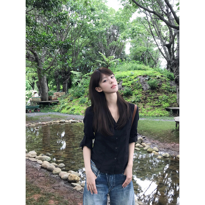 黑色中袖V领亚麻衬衫女早秋新款