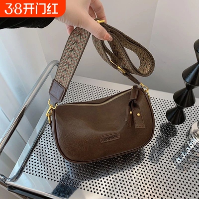 伊布古奇2025年新款波士顿包包秋冬复古宽带斜挎包百搭小包枕头包