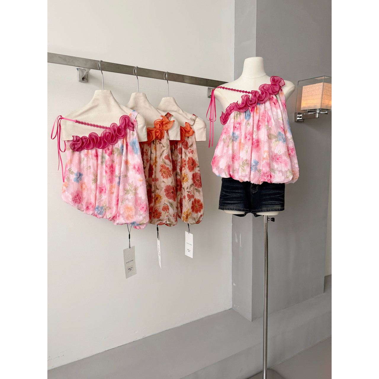 “甜莓朵朵”花边领斜肩碎花吊带上衣女夏