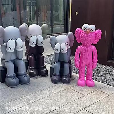 大号网红KAWS雕塑网红芝麻街坐姿玻璃钢卡瓦斯商业中心品牌店公仔
