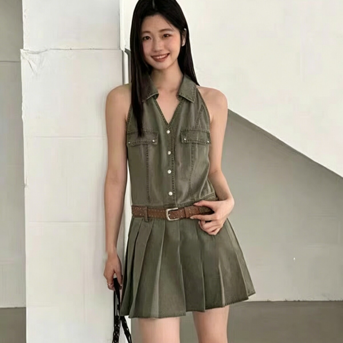 实拍实价辣妹工装无袖翻领连衣裙女性感收腰显瘦气质百褶连衣裙