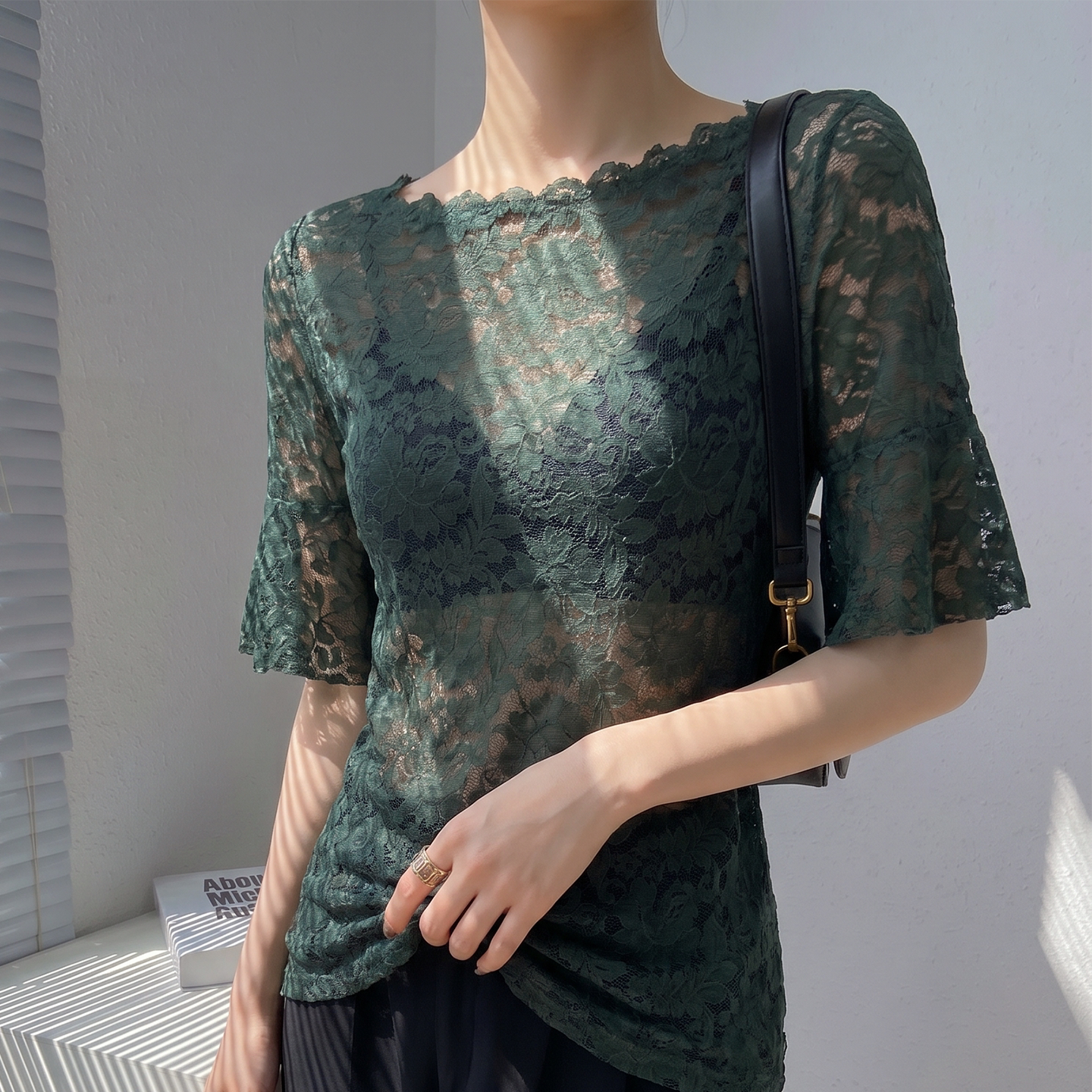 绿色一字领蕾丝上衣中袖女t恤夏季独特漂亮花边喇叭薄款透视半袖