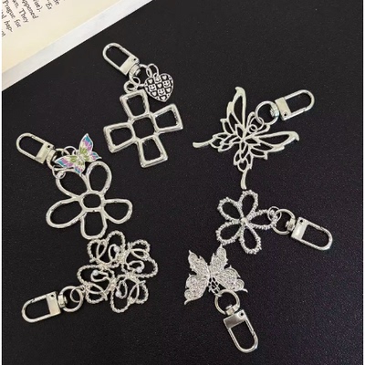 合金幸运四叶草钥匙扣花朵蝴蝶ins小众简约百搭书包挂件