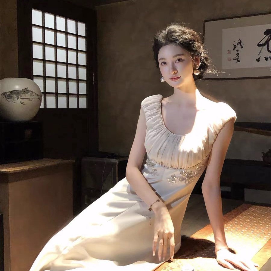 从一时刻汀晚复古优雅U领抽皱连衣裙绣花收腰显瘦A字大摆长裙
