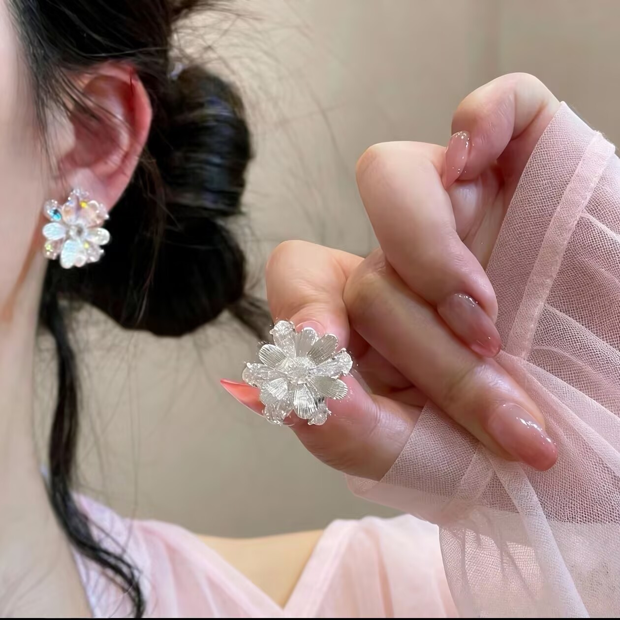 时尚银色花朵耳钉女网红爆款精致百搭小众高级感精美爆款耳饰女