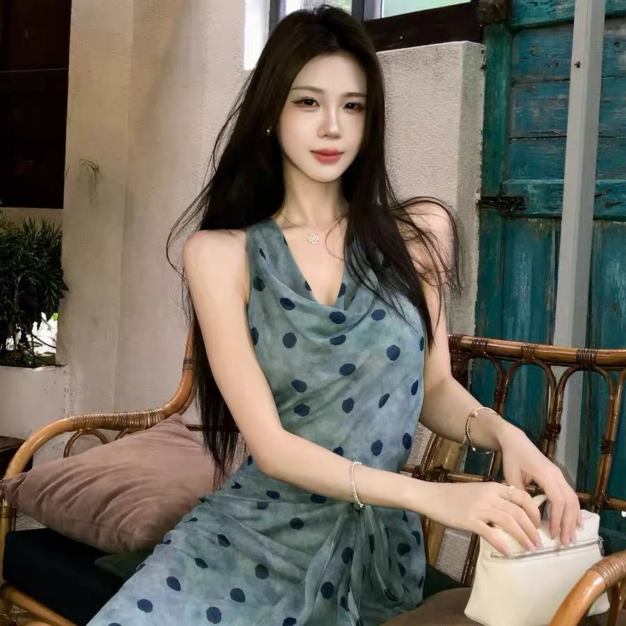 木子李的李无袖挂脖荡领绑带收腰雪纺上衣垂感半身裙波点印花套装