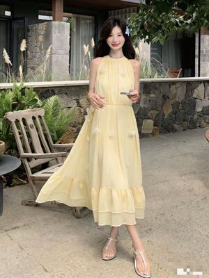 2026新款法式复古挂脖连衣裙女收腰显瘦气质裙子