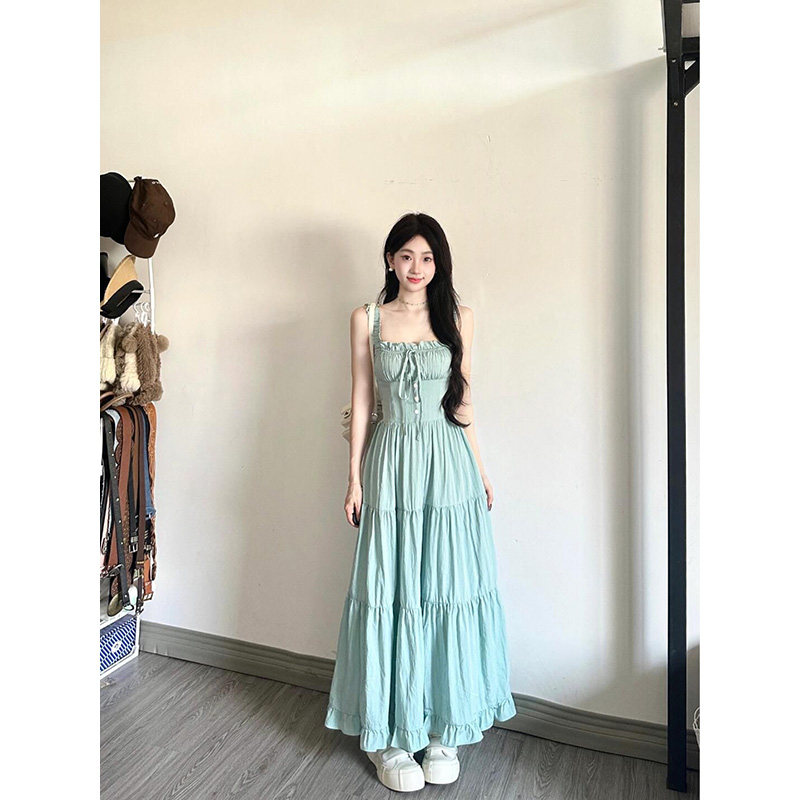 薄荷奶绿吊带洋装2026新款女夏季法式温柔设计感收腰A字长裙子