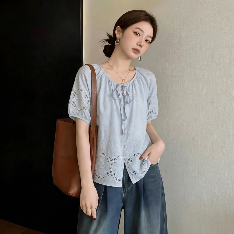 浅蓝色花朵镂空短袖衬衫女2026新款夏季大尺码胖mm独特漂亮正肩上