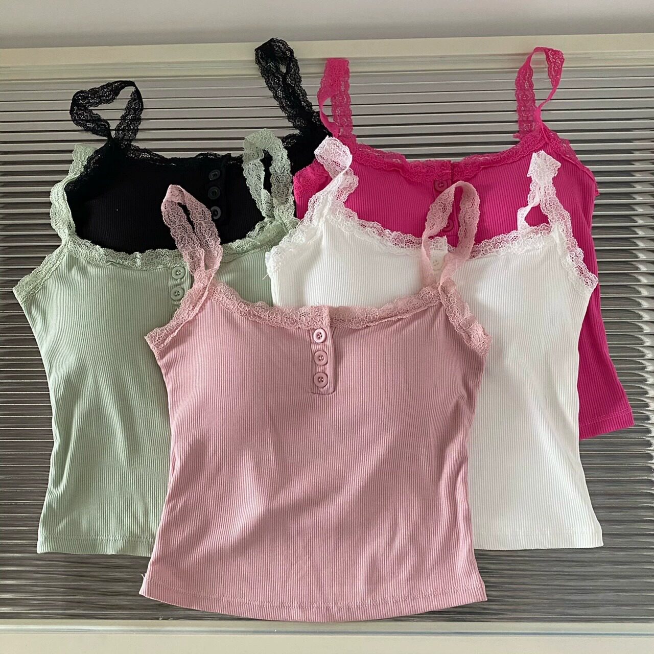 白色吊带蕾丝背心女秋季纯欲内搭辣妹bm风修身短款带胸垫打底上衣