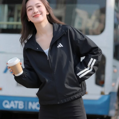 阿迪达斯女装连帽透气运动夹克