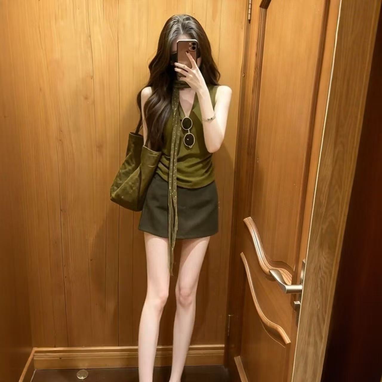 初夏独特绝美套装御姐风绿色V领无袖上衣搭波点丝巾半身裙两件套