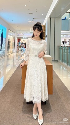 歌L思  24年全标  米白色礼服裙，少腰带 EWD353Y09300