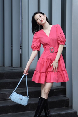 歌L思   23年全标大货   深粉色连衣裙 EWW341Y07800