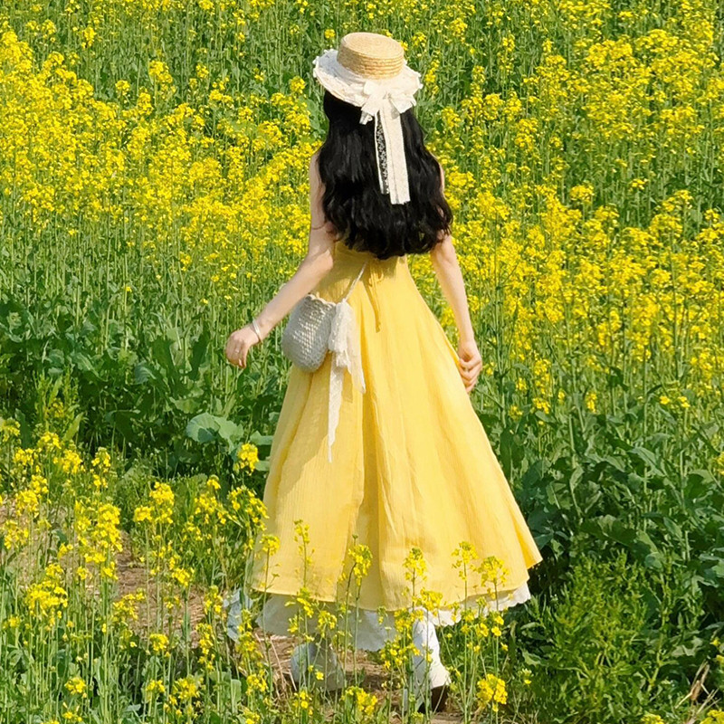 黄色吊带连衣裙子女夏季2025春季新款海边度假多巴胺清纯掐腰长裙
