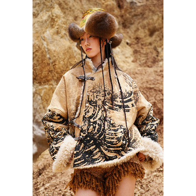 ANGEL CHEN陈安琪 AW24 云南虎纹甲马版画印花皮草外套