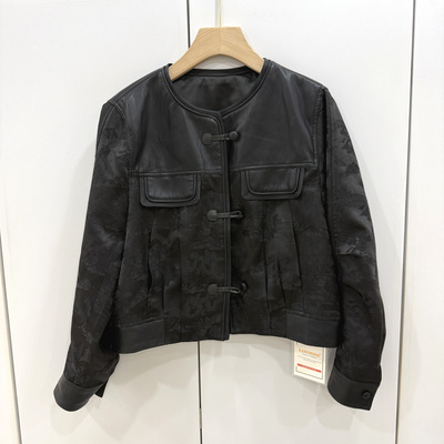 26A019欧洲站春时尚圆领单排盘扣PU皮拼接复古提花显瘦高级感外套