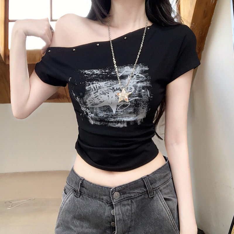 美式复古酷飒bm铆钉斜露肩短袖t恤女夏季甜辣妹印花短款褶皱上衣
