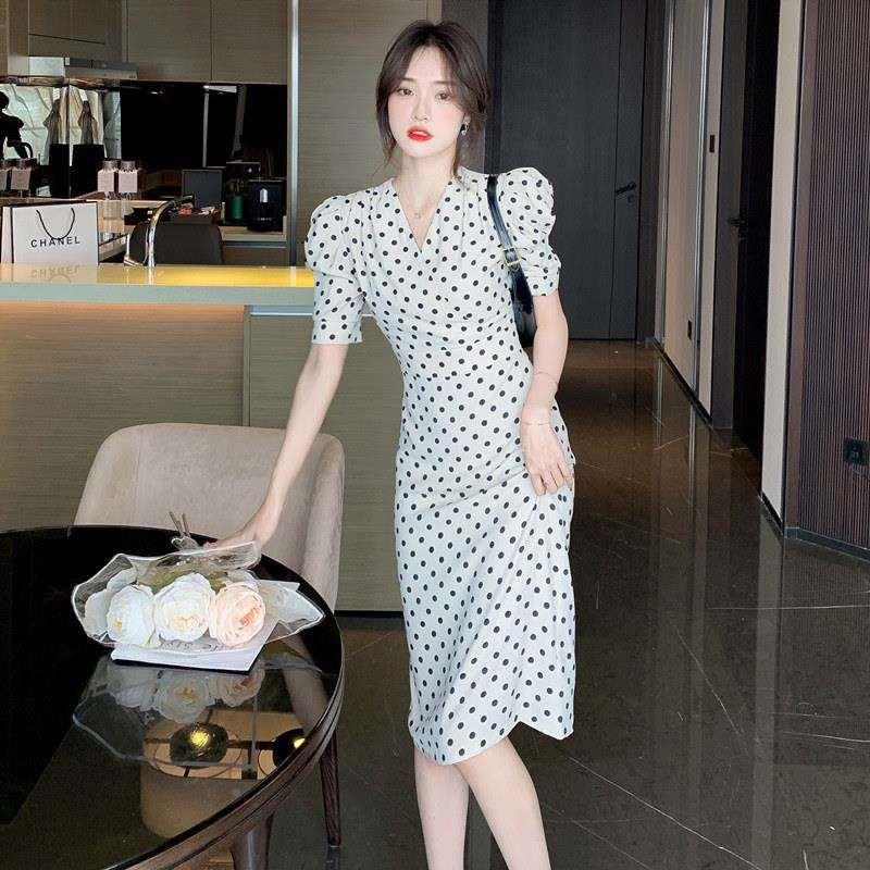 2024夏季新款法式复古V领波点连衣裙女高级感修身显瘦气质包臀裙