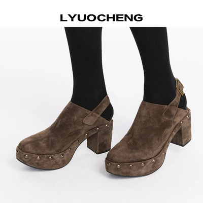 麂皮绒羊京宽头厚底铆钉高跟鞋