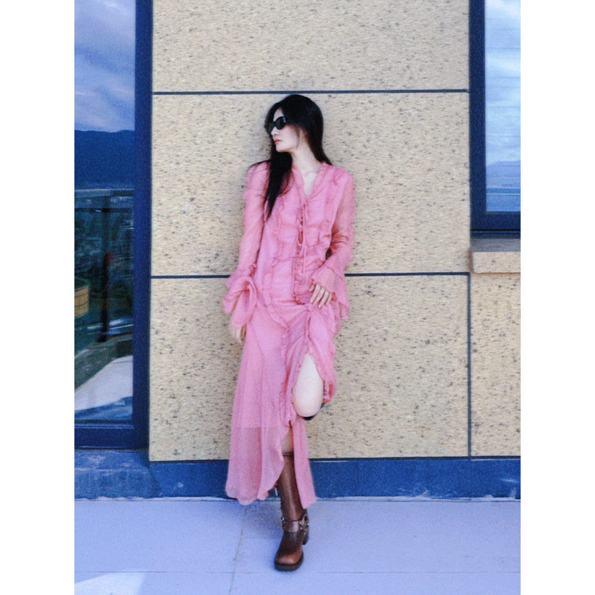 徐璐LUFF LOVE粉色V领连衣裙女夏季木耳边雪纺喇叭袖中长款裙子_虎窝淘