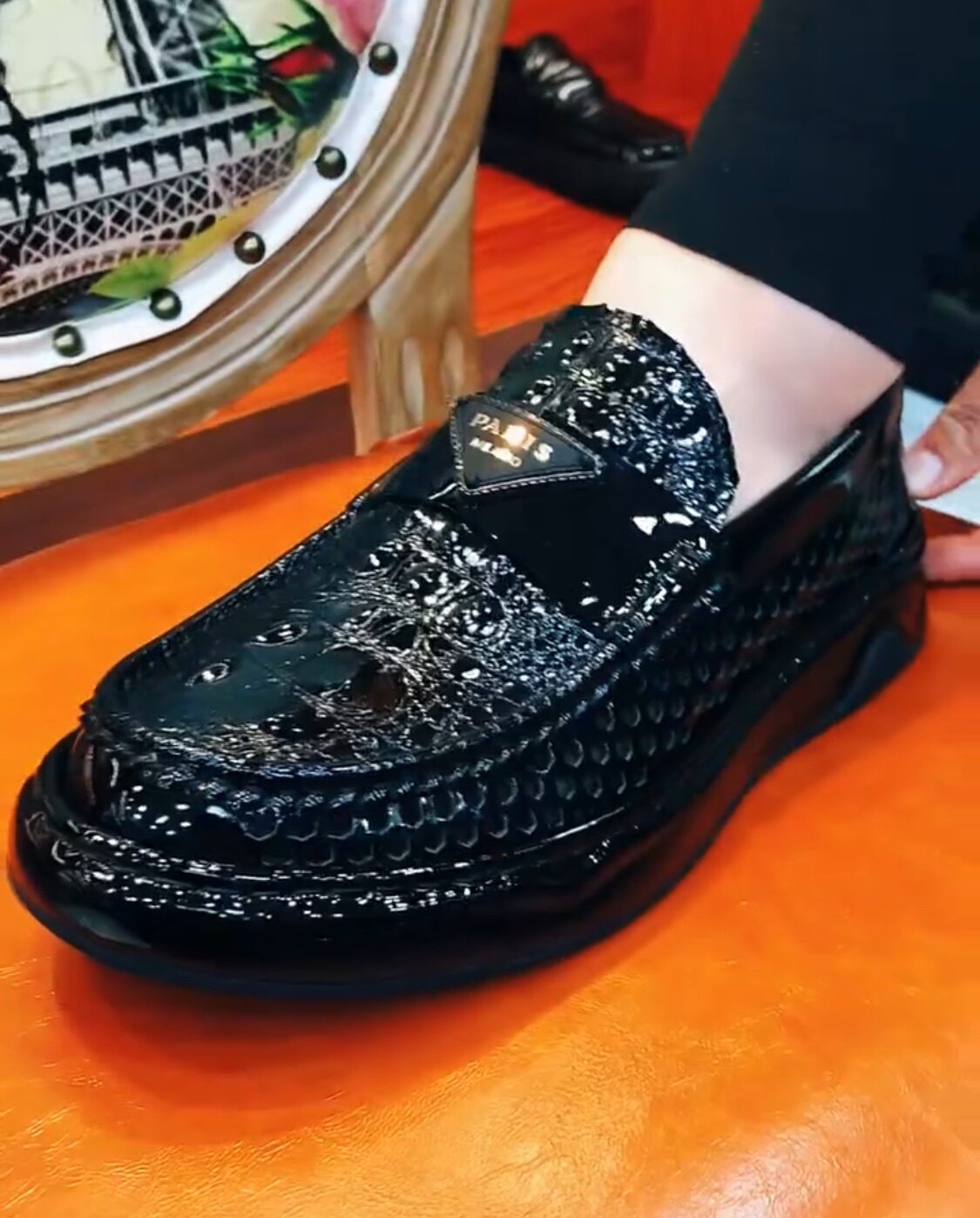 小强鞋吧广州新款真皮漆皮打孔一脚蹬圆头厚底潮流行休闲时尚男鞋