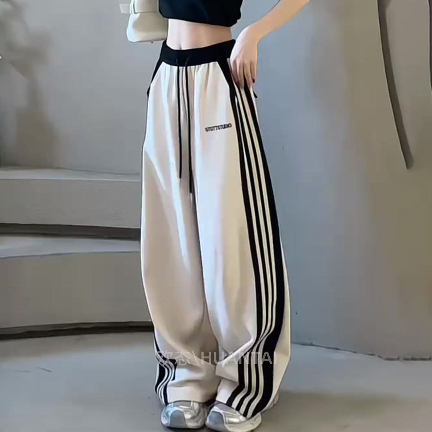 简约杏白色条纹撞色休闲裤女2026年春夏宽松显瘦松弛感阔腿运动裤