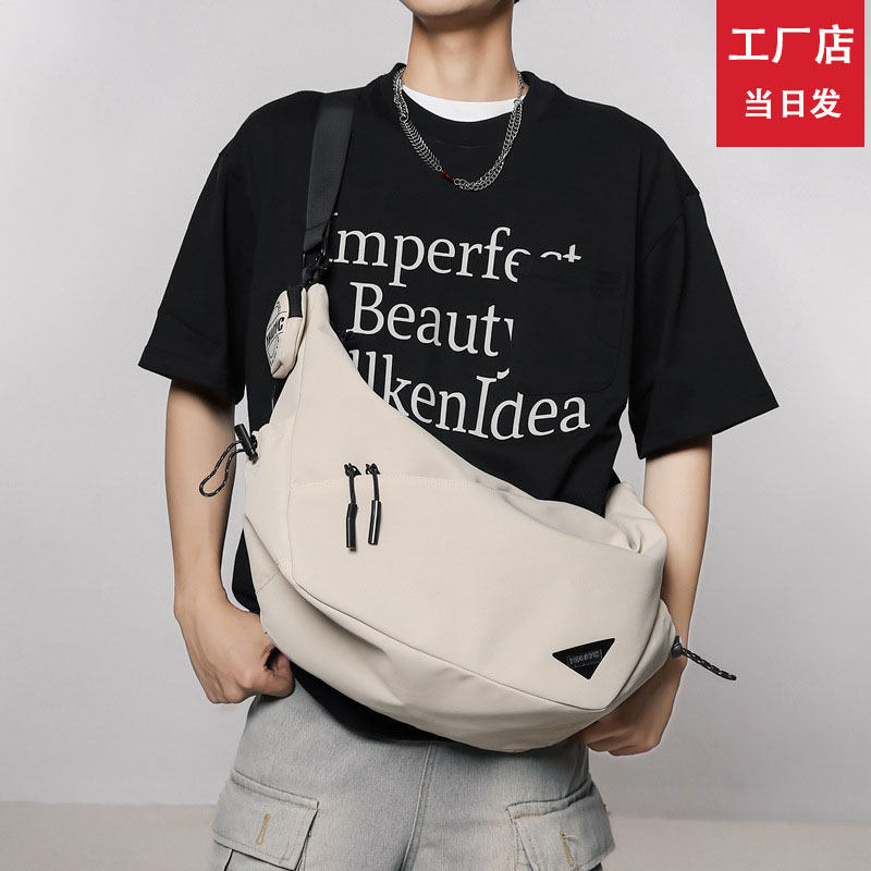 斜挎包男款2025新款时尚休闲防水运动潮流邮差男士旅行大容量背包