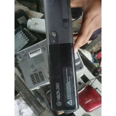 XBOX360 E版，没有电源线，如图所示，当配件