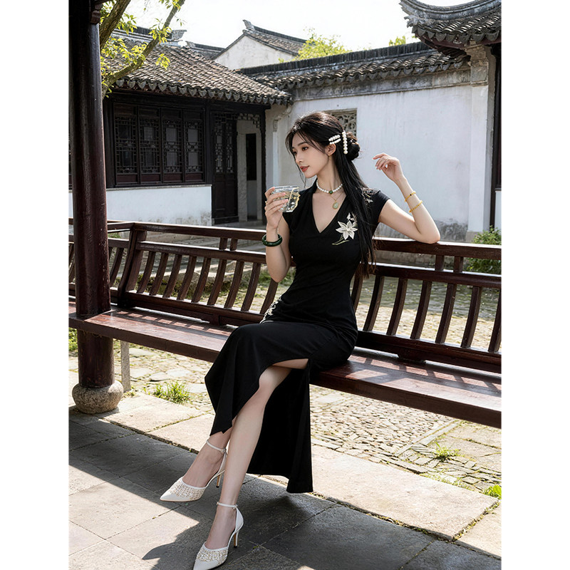 2026新款夏季新中式改良旗袍绣花洋装女优雅修身显瘦黑色包臀裙