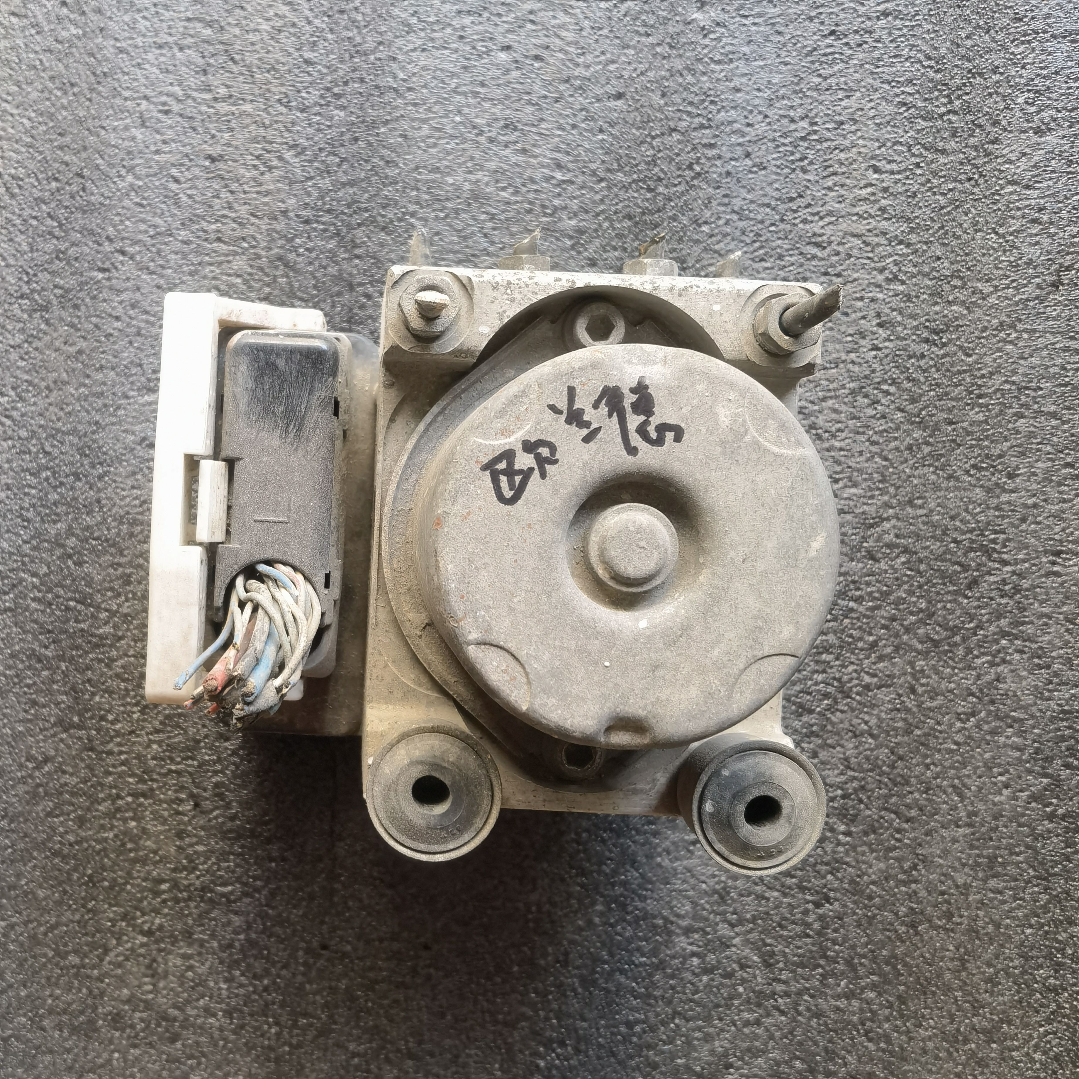 老款三菱欧蓝德刹车ABS泵总成防抱死控制器原装拆车 编号MN193055