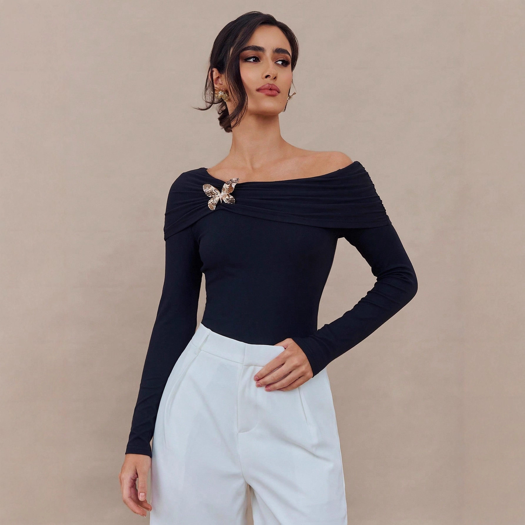 一字肩蝴蝶胸针修身长袖上衣Slim Long Sleeve Off Shoulder Top