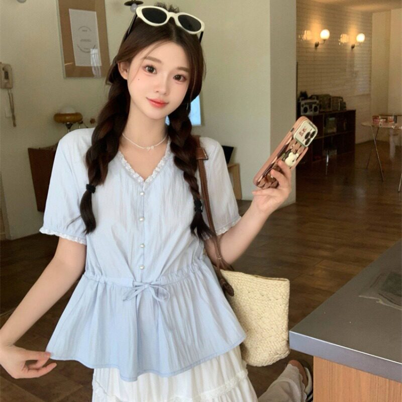 浅蓝色蕾丝v领短袖衬衫女2026夏季大码胖mm独特漂亮抽绳收腰上衣