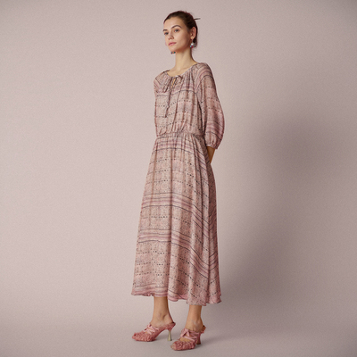 HUI卉桃妖浅粉苗族印纹浪漫度假风桑蚕丝收腰连衣裙2026春新款