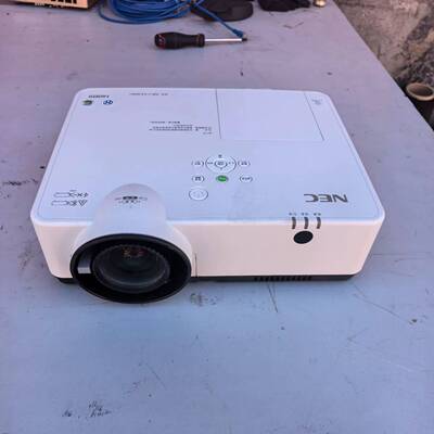 可维修NEC NP-CA4200U 一台，实物图运费到议价