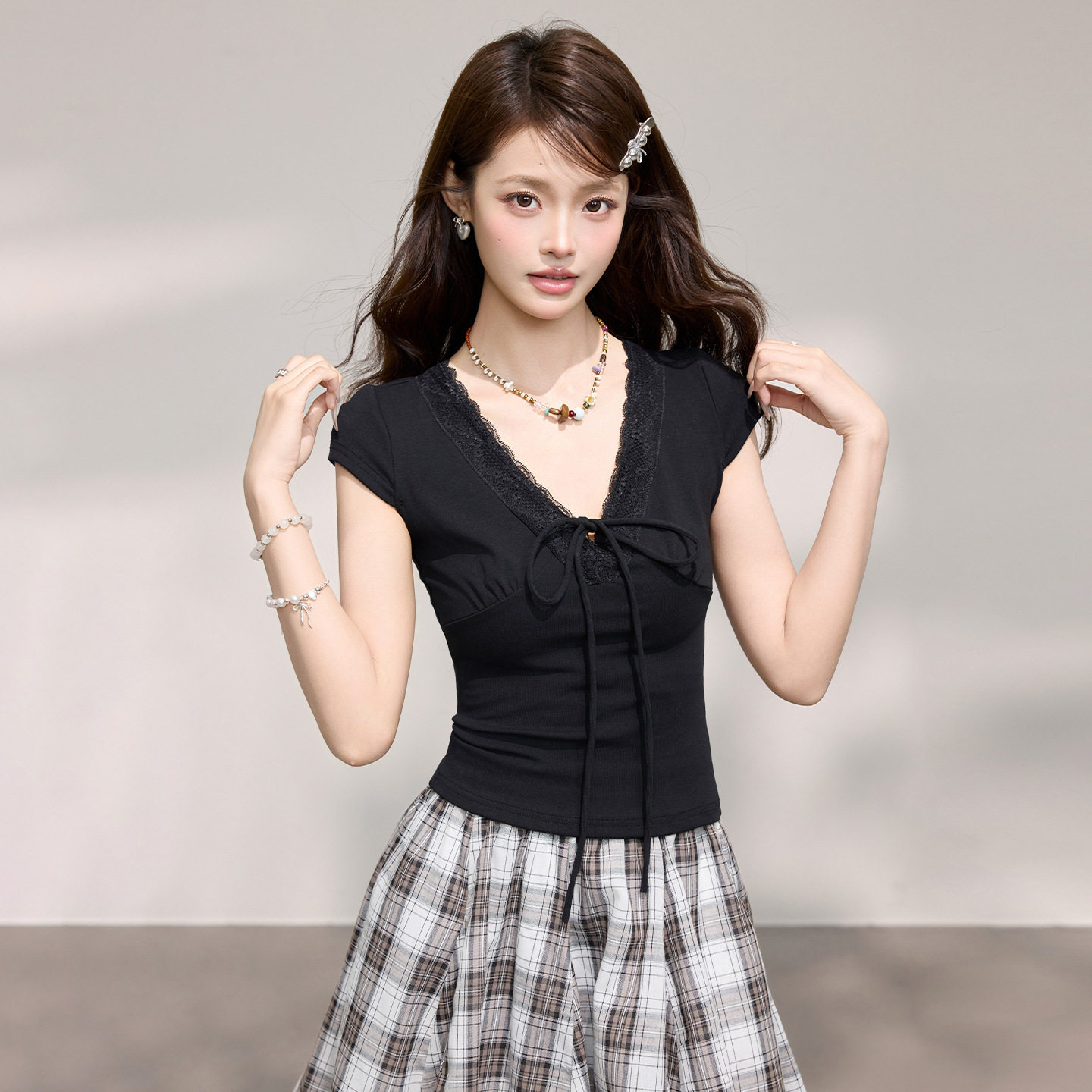 季优黑色V领正肩蕾丝蝴蝶结拼接短袖T恤女2026夏季修身设计感上衣