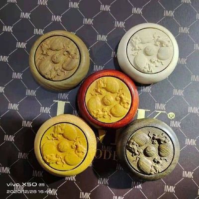 Red sandalwood jewelry turns the world around Decompression