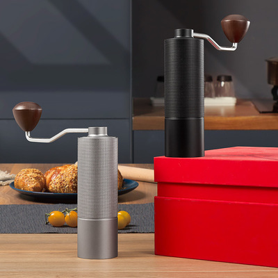 Stainless steel grid pattern grinder, coffee bean grinder, hand brewed coffee, outdoor coffee