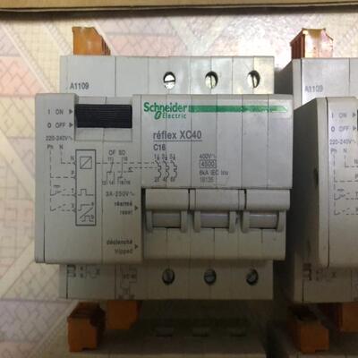 施耐德 断路器 reflex XC40 A1109 八成新