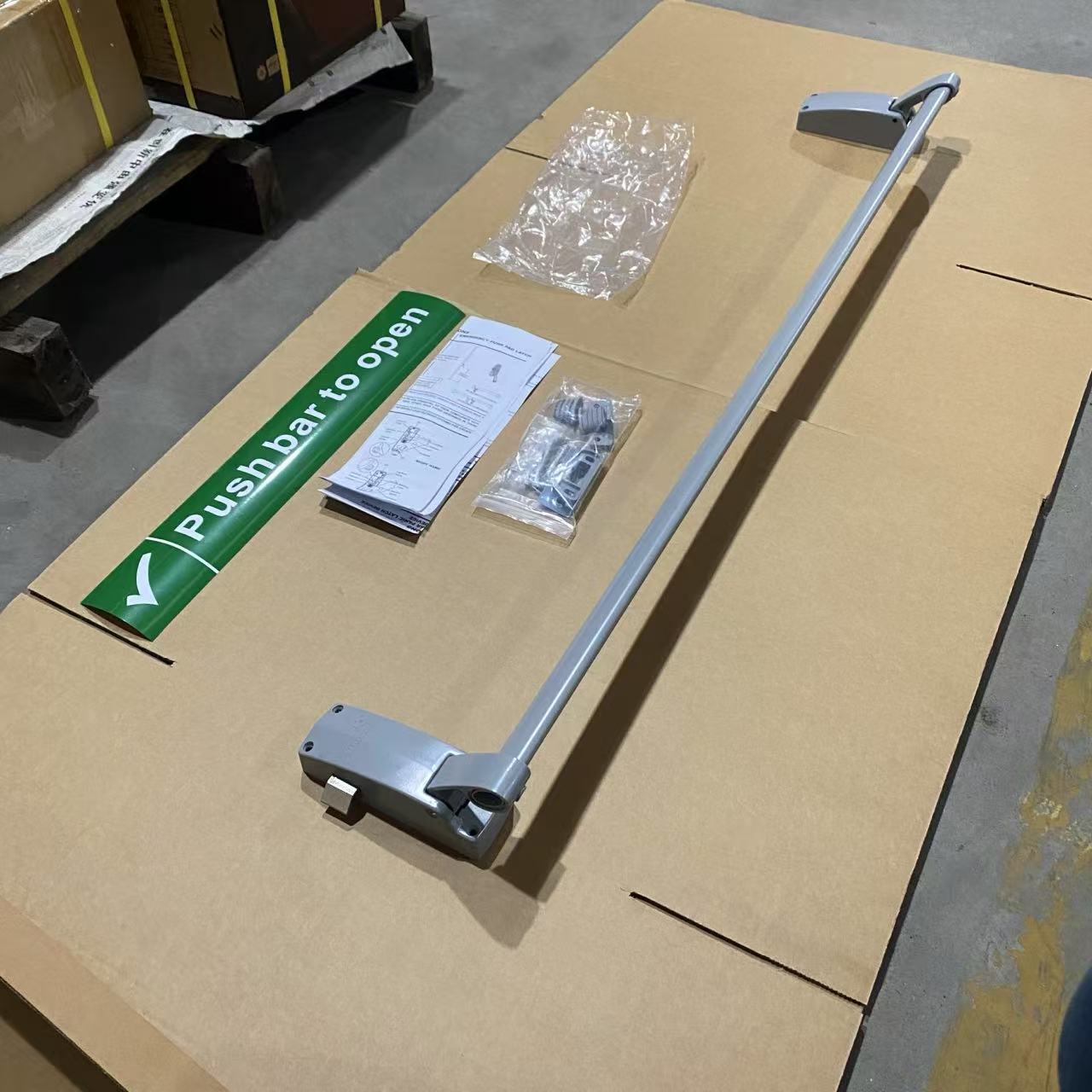 肇庆金利镇工厂下压推杆锁铝合金材质铁烤漆工艺紧急出口推杠锁