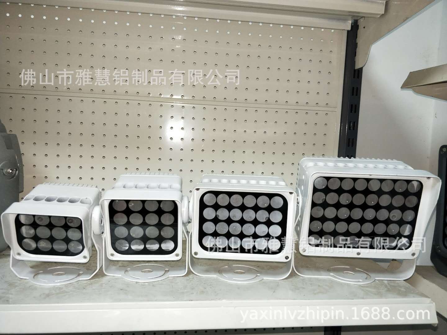 厂家批发供应新款LED投光灯外壳、闪光灯、频闪灯外壳套料配件