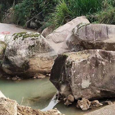 地野天然山石黑山石34335枯山水造景石驳岸石绿草点缀石流溪驳岸