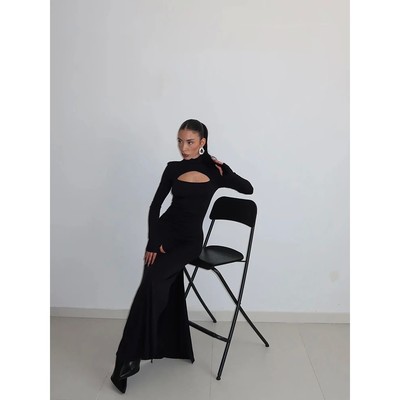 胸部镂空长袖长裙 Chest hollow long sleeved solid color dress