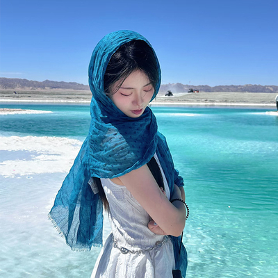 湖蓝色丝巾拿捏大片感