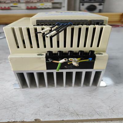 伦茨变频器2.2KW，ESMD222L4TXA，成色如图，拆~议价