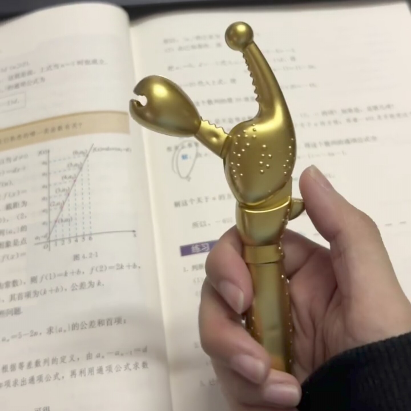 黄金蟹钳木鱼文化创意文具趣味木鱼中性笔新奇解压学习卡通玩具笔