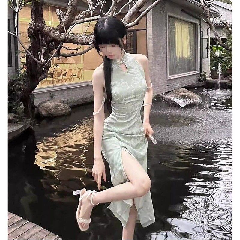 新中式国风清冷感绿色改良旗袍性感风情万种绝美挂脖连衣裙女夏季