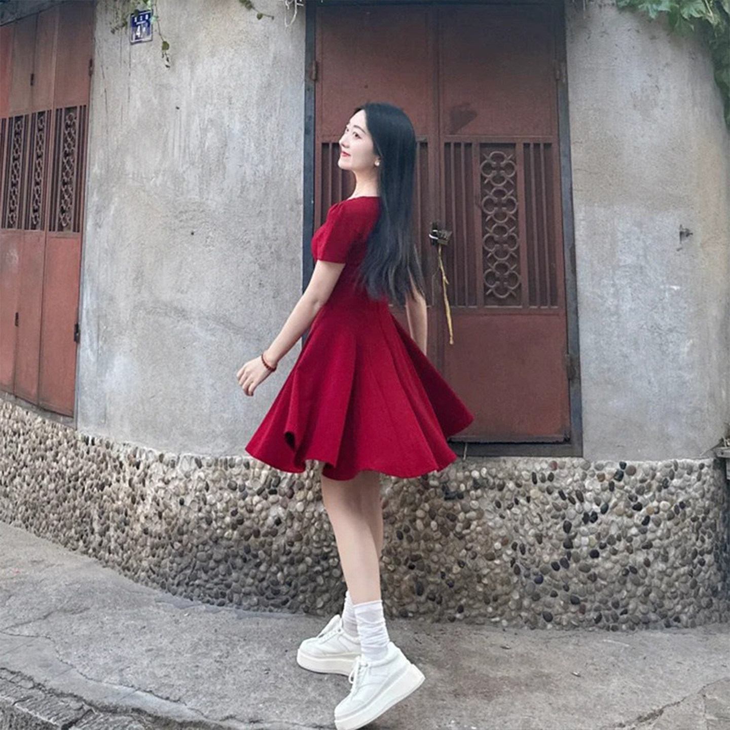 红色连衣裙女高级感初夏别致绝美特别漂亮掐腰小裙子订婚礼服法式