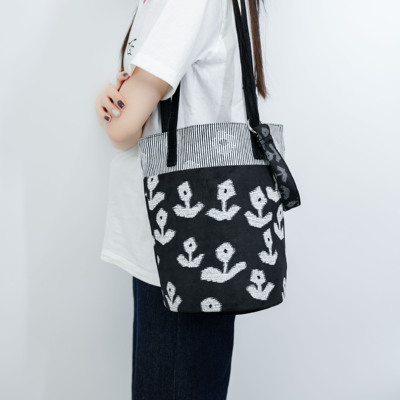 原创水桶包黑白小花插画时尚女士