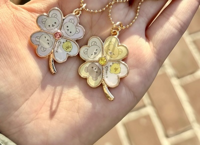 轻松熊周边四叶草金属挂坠钥匙链日系学生包包装饰挂件送闺蜜